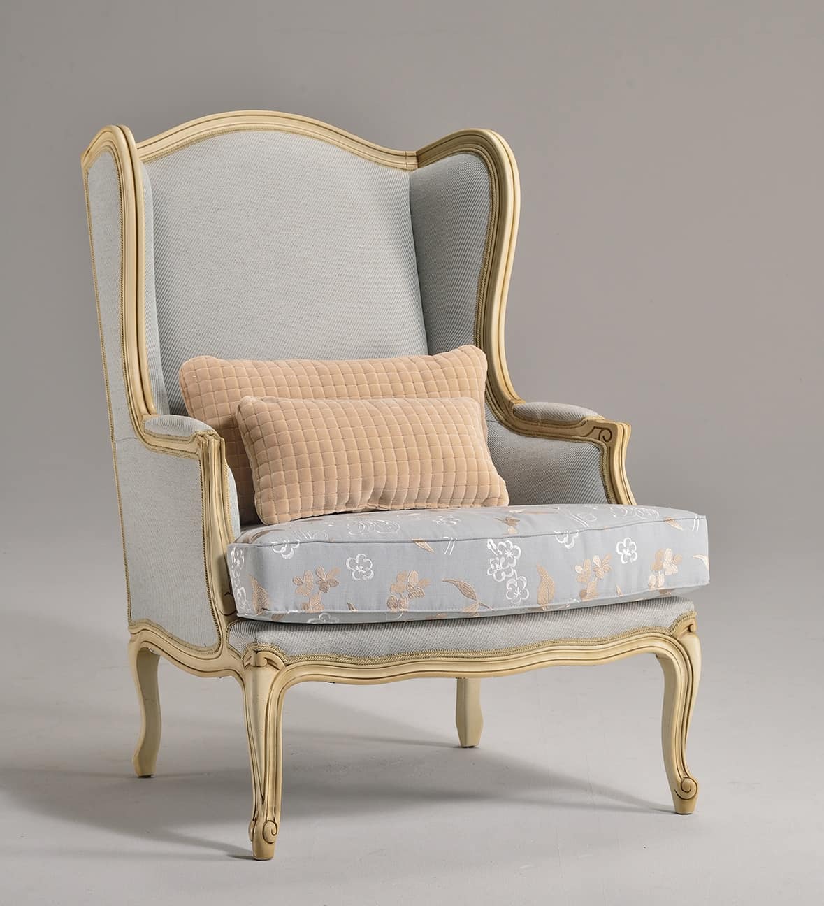 Poltrona di grande impatto, in legno decorato, per salotto | IDFdesign