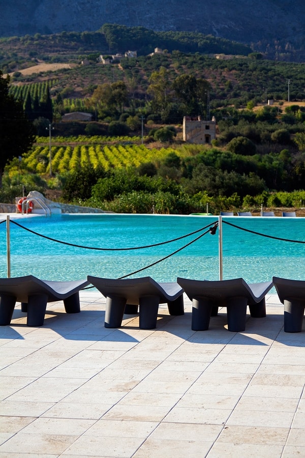 Chaise-longue in polietilene dal design curvato | IDFdesign