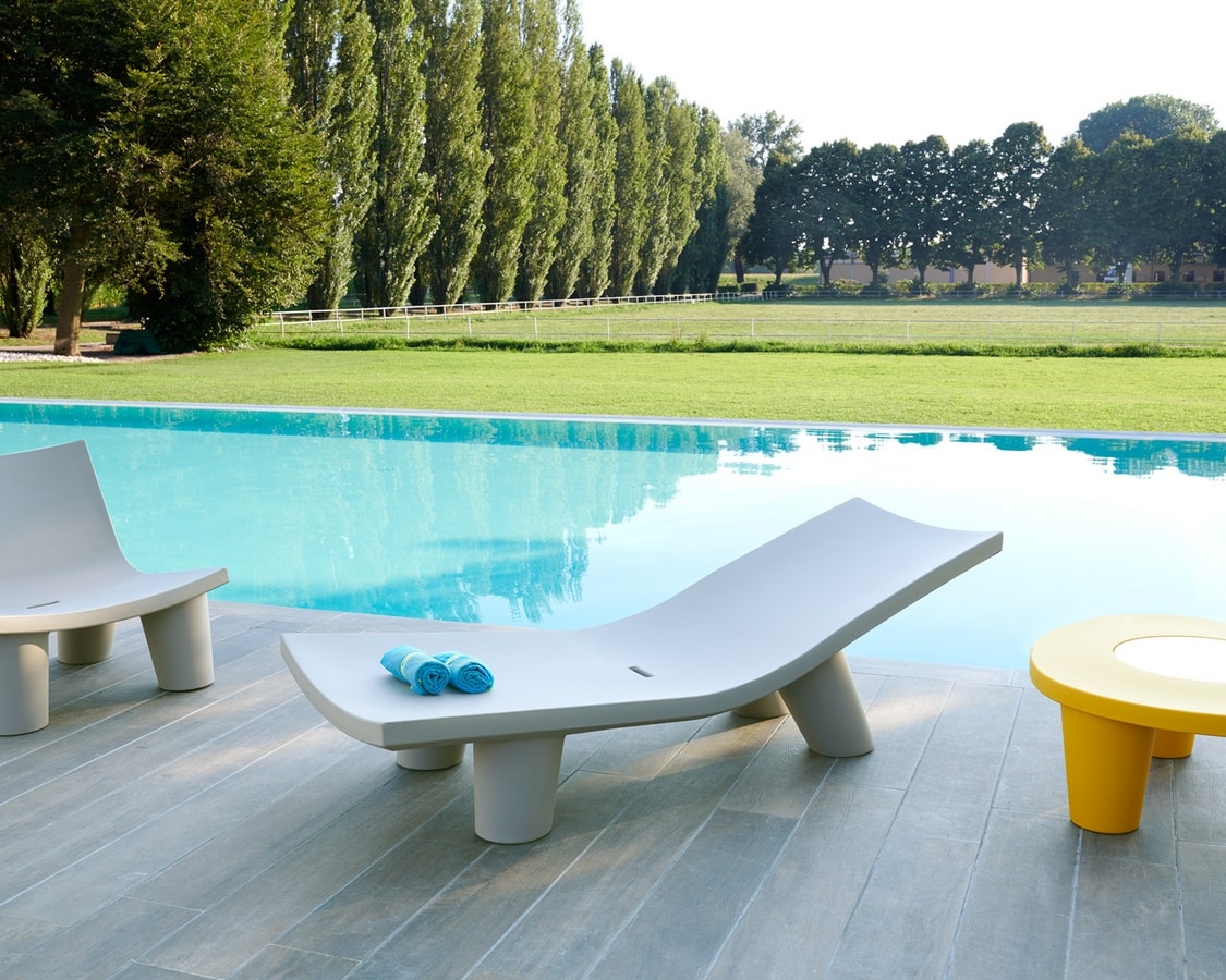 Chaise-longue in polietilene dal design curvato | IDFdesign
