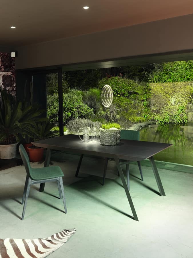 Tavolo di design in legno con gambe in metallo angolare | IDFdesign